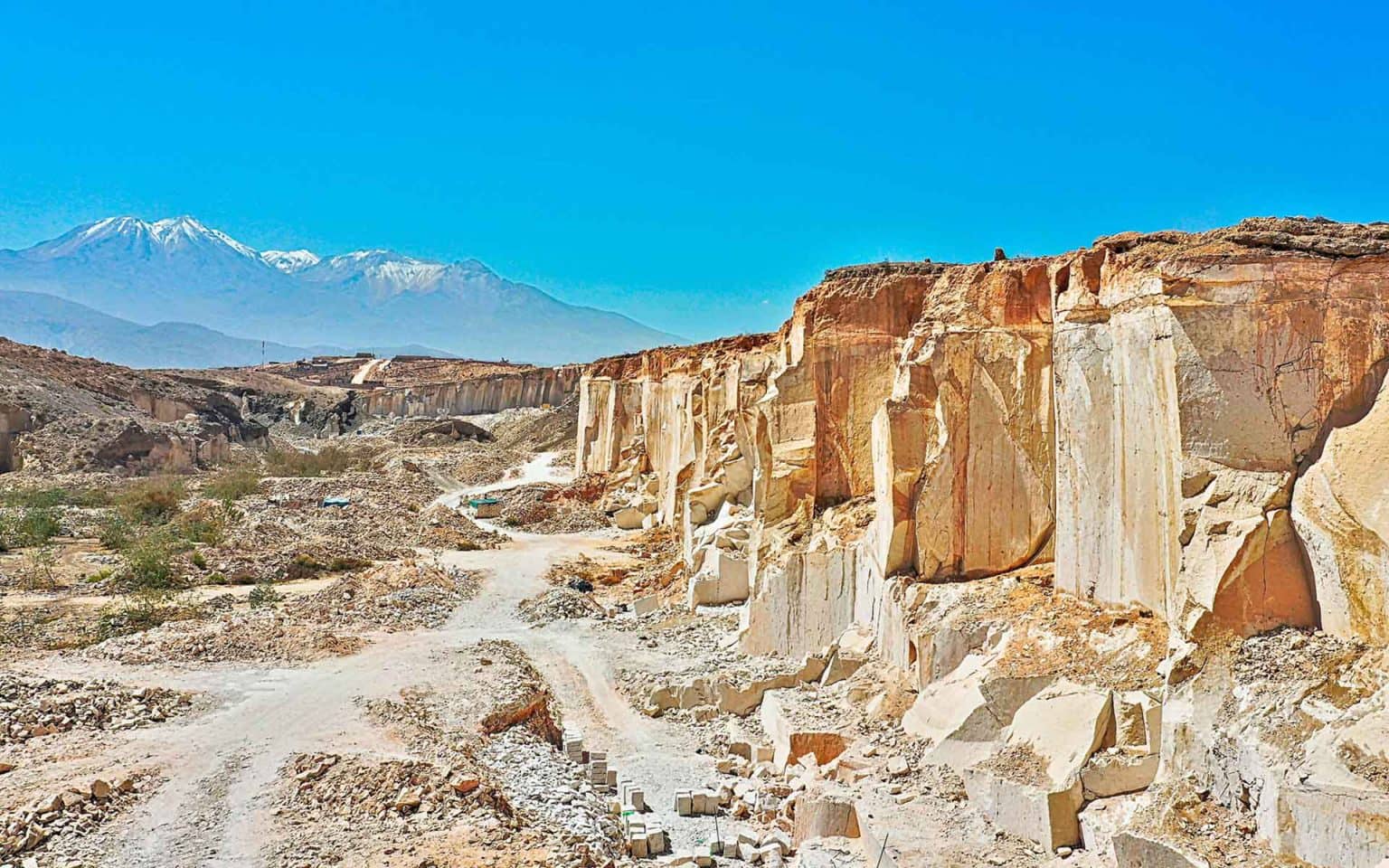 The vapor phase ignimbrites of Sillar in the Añashuayco Quarries of ...